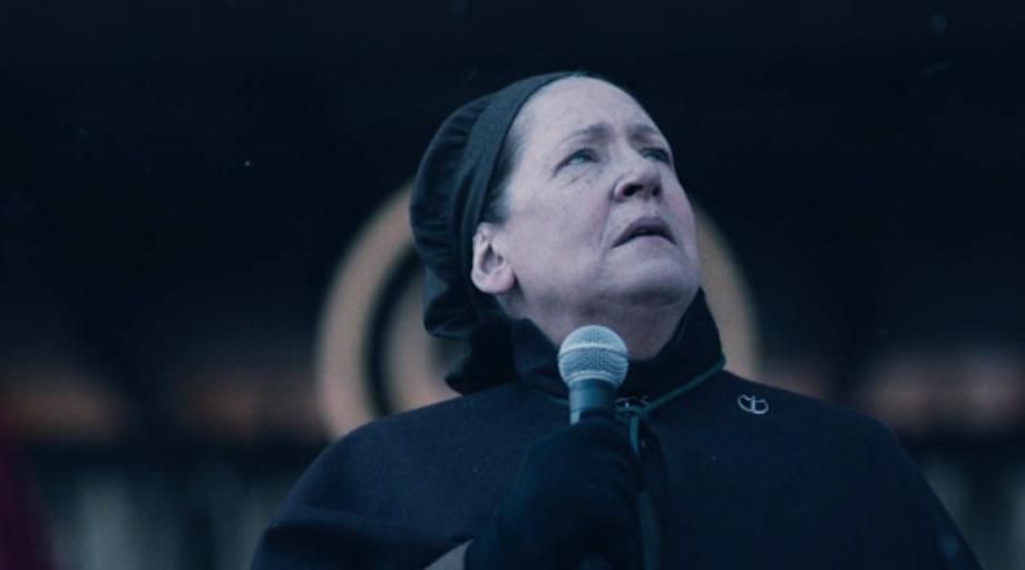 The Handmaid’s Tale, il passato di Zia Lydia nella terza stagione