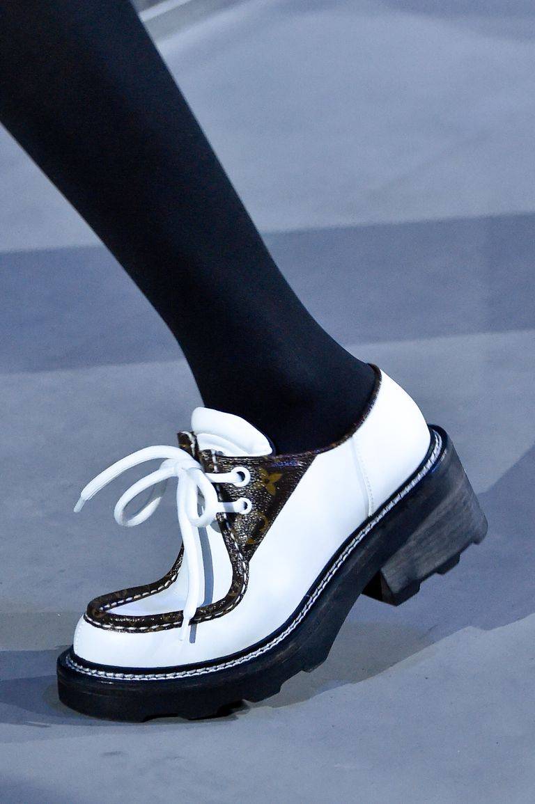 Stranger Things - Millie Bobby Brown lancia la moda scarpe dell'estate