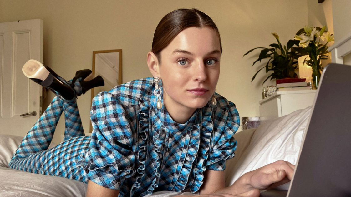 Emma Corrin: 7 curiosità sull'ipnotica Diana di The Crown